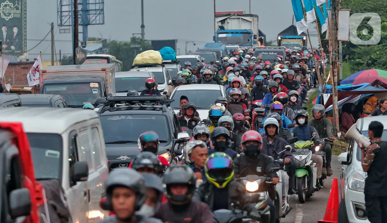Puncak Arus Mudik, Ribuan Motor dan Mobil Padati Jalur Pantura - Foto Liputan6.com