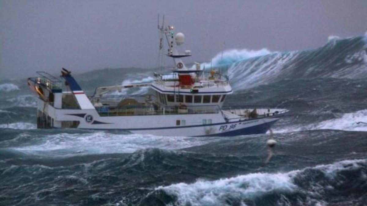 Viral, Video Kapal Pengangkut BBM Pertamina Diadang Ombak Ganas ...