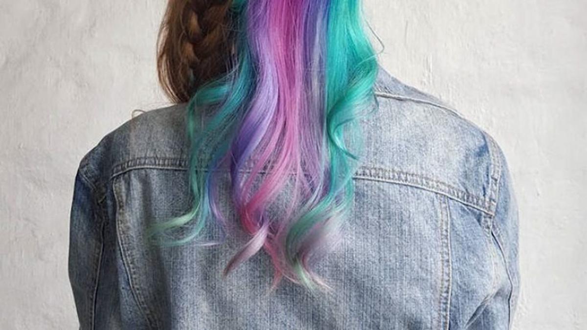 7 Potret Tren Rambut 'Hidden Rainbow' yang Buat Harimu Berwarna ...