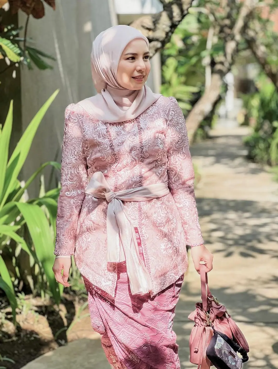 6 Adu Gaya Tya Ariestya, Cut Meyriska, hingga Eriska Rein Kembaran ...