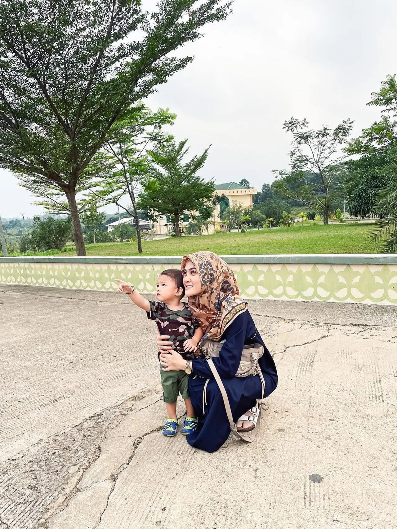 6 Potret Henny Rahman Saat Asuh Baby Zayn, Jadi Mama Milenial - Hot ...