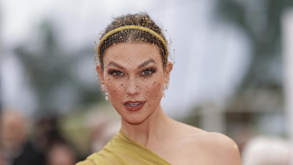 Kenakan Gaun Emas Dior, Karlie Kloss Tampil Bak Dewi Yunani di Festival ...