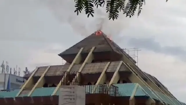 Atap Masjid Agung Batam Terbakar, Jadi Tontonan Warga - Regional Liputan6.com