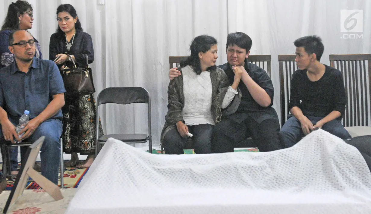 FOTO: Begini Suasana Rumah Duka Aktor Laga Advent Bangun - Foto Liputan6.com