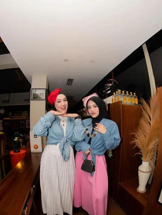 Potret Kedekatan Santyka Fauziah dengan Putri Delina dan Mahalini di Ultah Rizwan - Foto ...