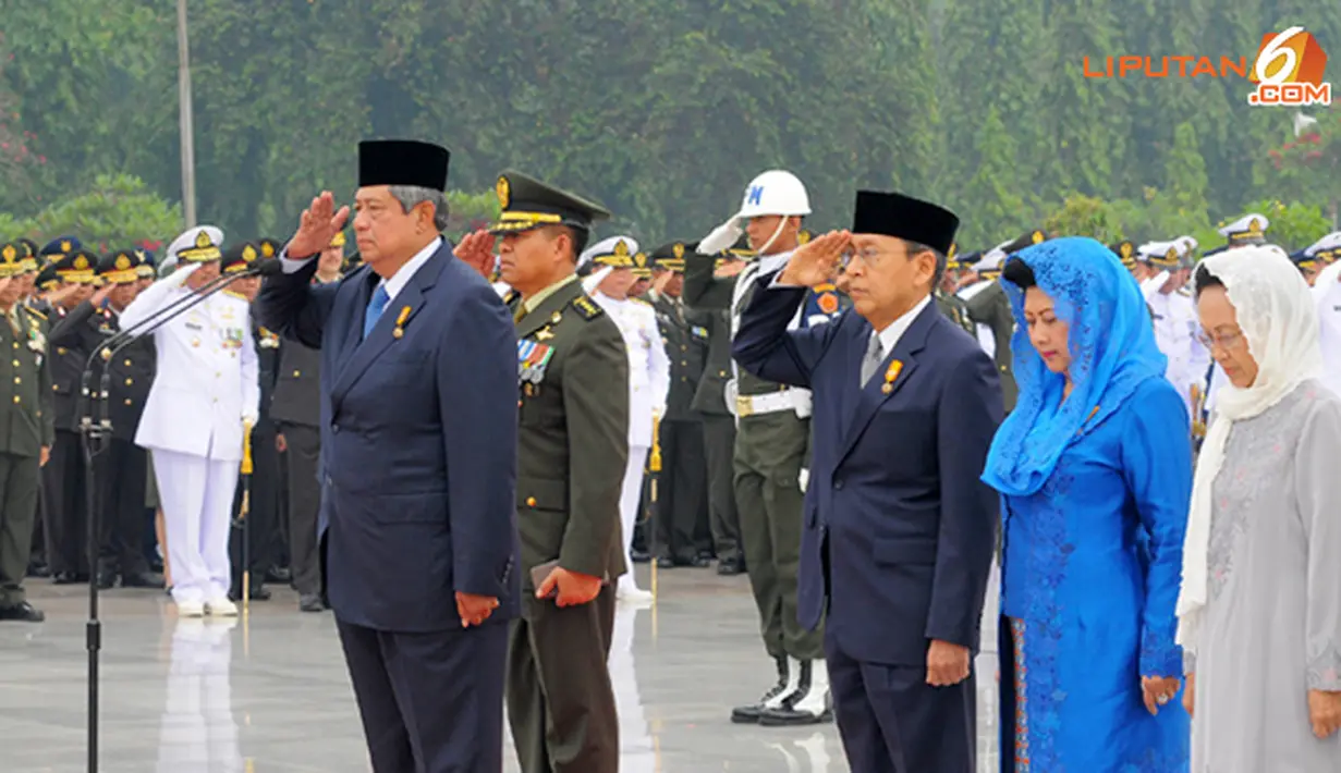 Usai Upacara Hari Pahlawan, Presiden SBY Tabur Bunga dan Salami Veteran ...