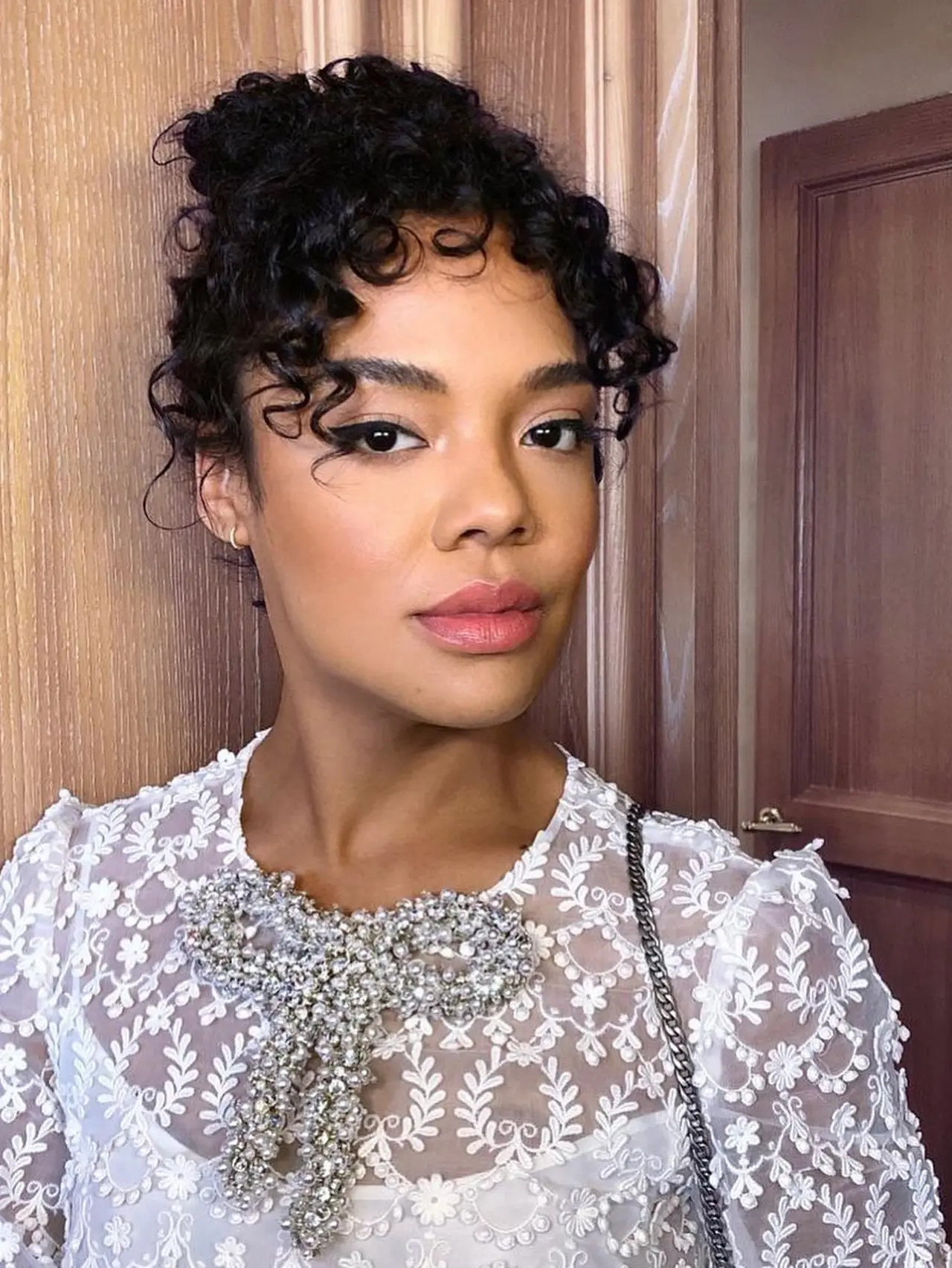 4 Inspirasi Gaya Poni untuk Rambut Keriting dan Bergelombang - Beauty ...