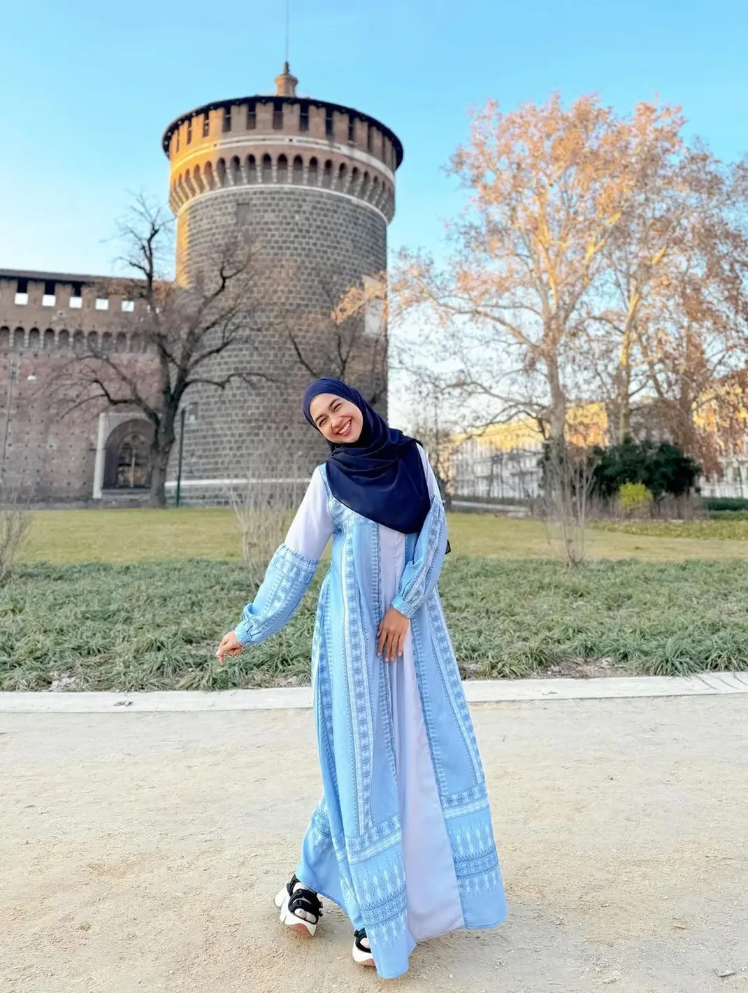 6 Gaya Ceria Ria Ricis dengan Outfit Cerah saat Liburan di Eropa ...