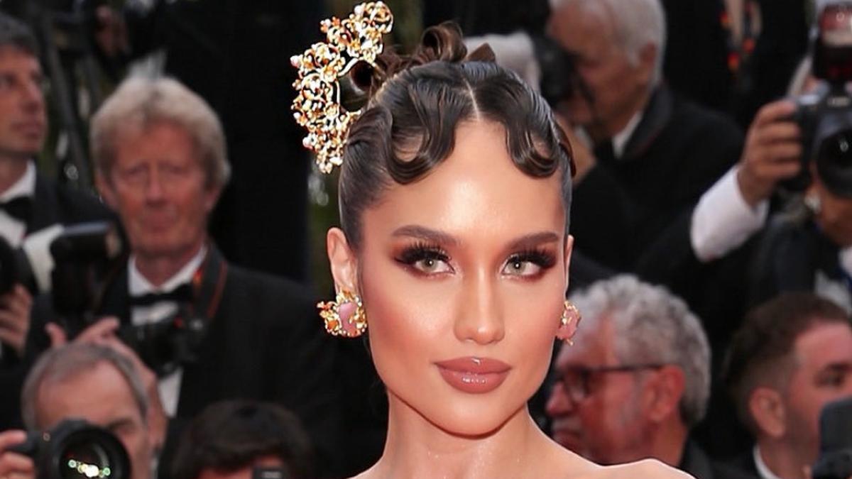 Tampilan Sempurna Cinta Laura Menggunakan Aksesori Penuh Makna ...