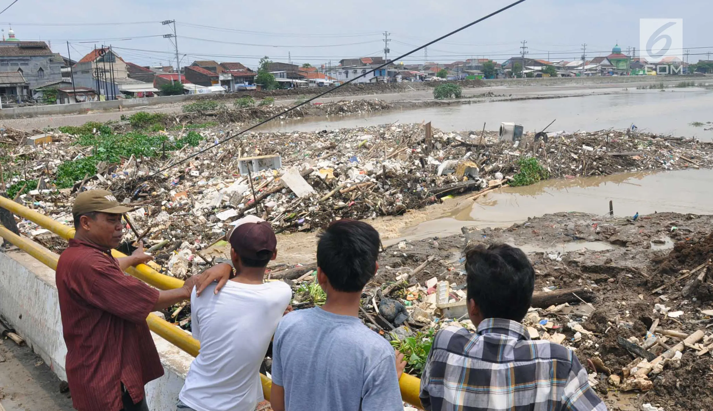 FOTO: Tanggul Sungai Jebol, Banjir Rendam Sejumlah Rumah Warga di ...