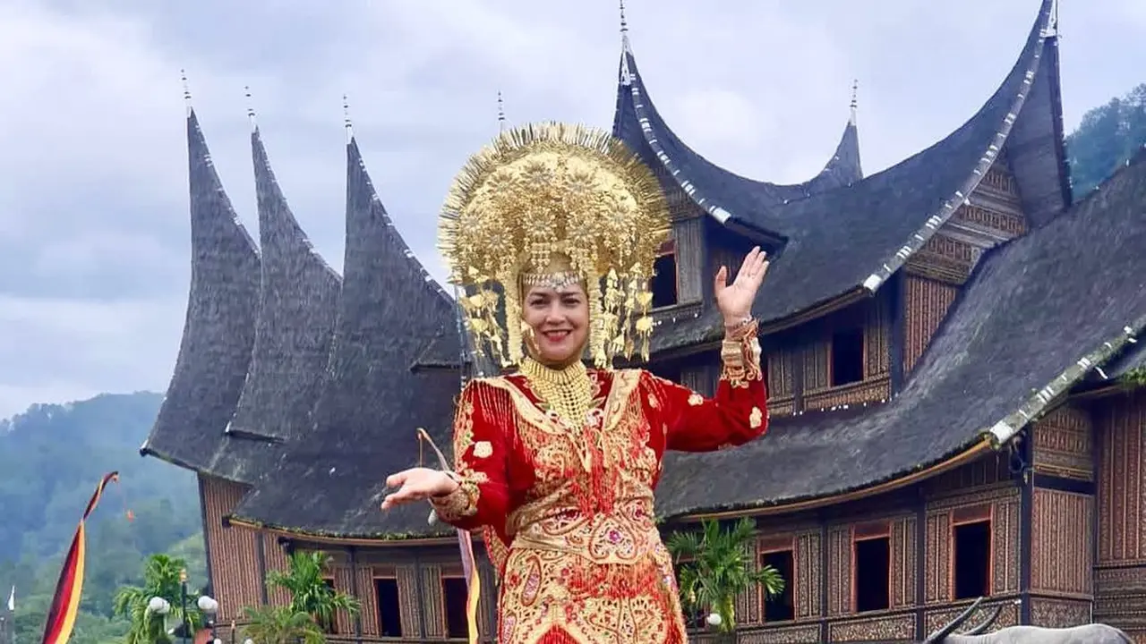 9 Potret Ira Wibowo dalam Busana Adat Minang, Cantik Banget dengan Suntiang