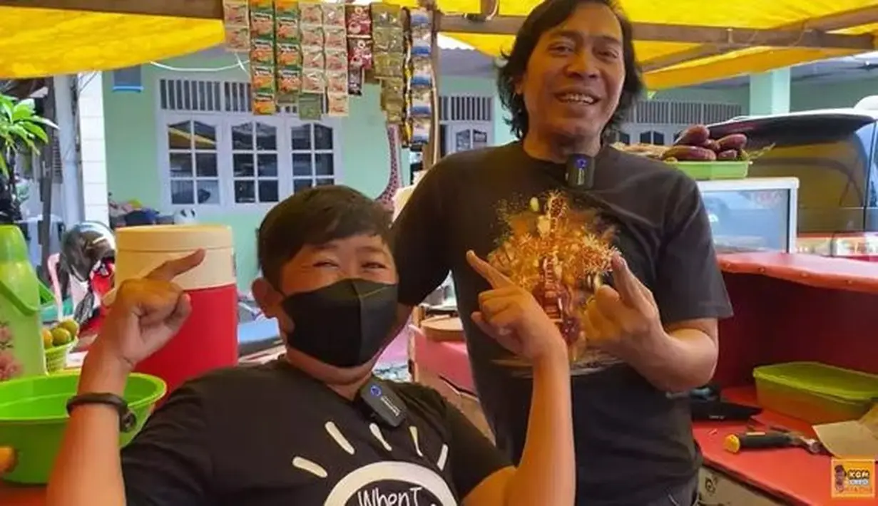 Momen Komedian Adul Bikin Usaha Kuliner dengan Berjualan Pecel Lele - Foto Liputan6.com