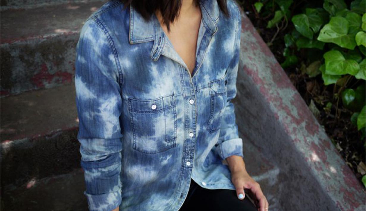 Tutorial DIY Bleaching Kemeja Jeans Super Mudah - Photo Fimela.com