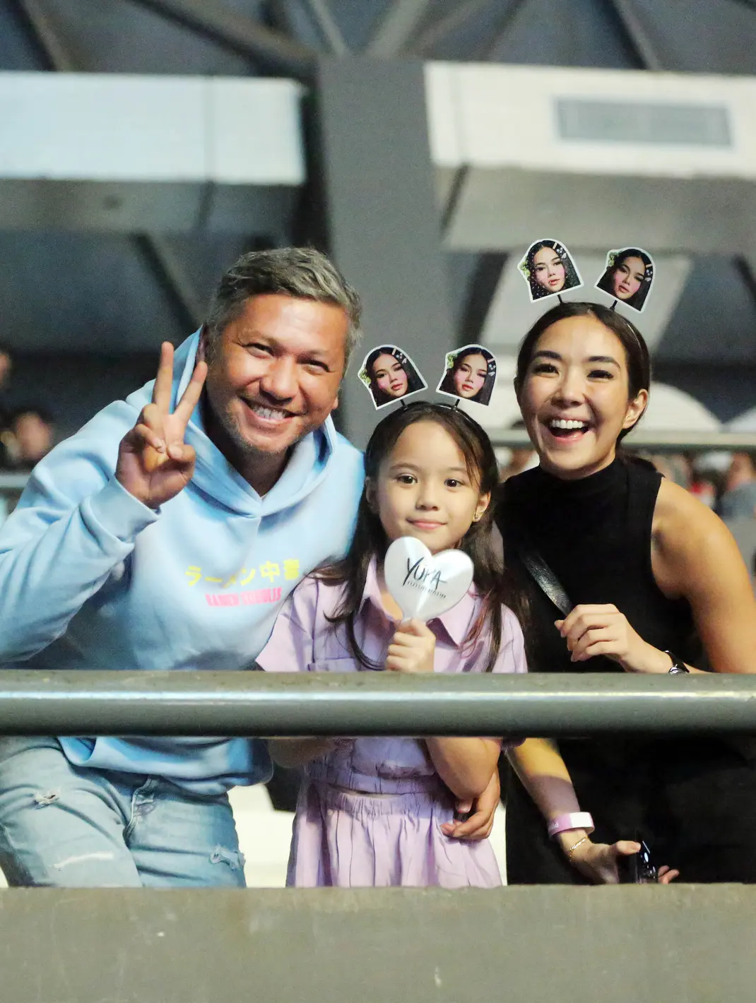 6 Potret Keseruan Gading Marten, Gempita dan Gisella Anastasia di Konser Yura Yunita, Hangat dan ...