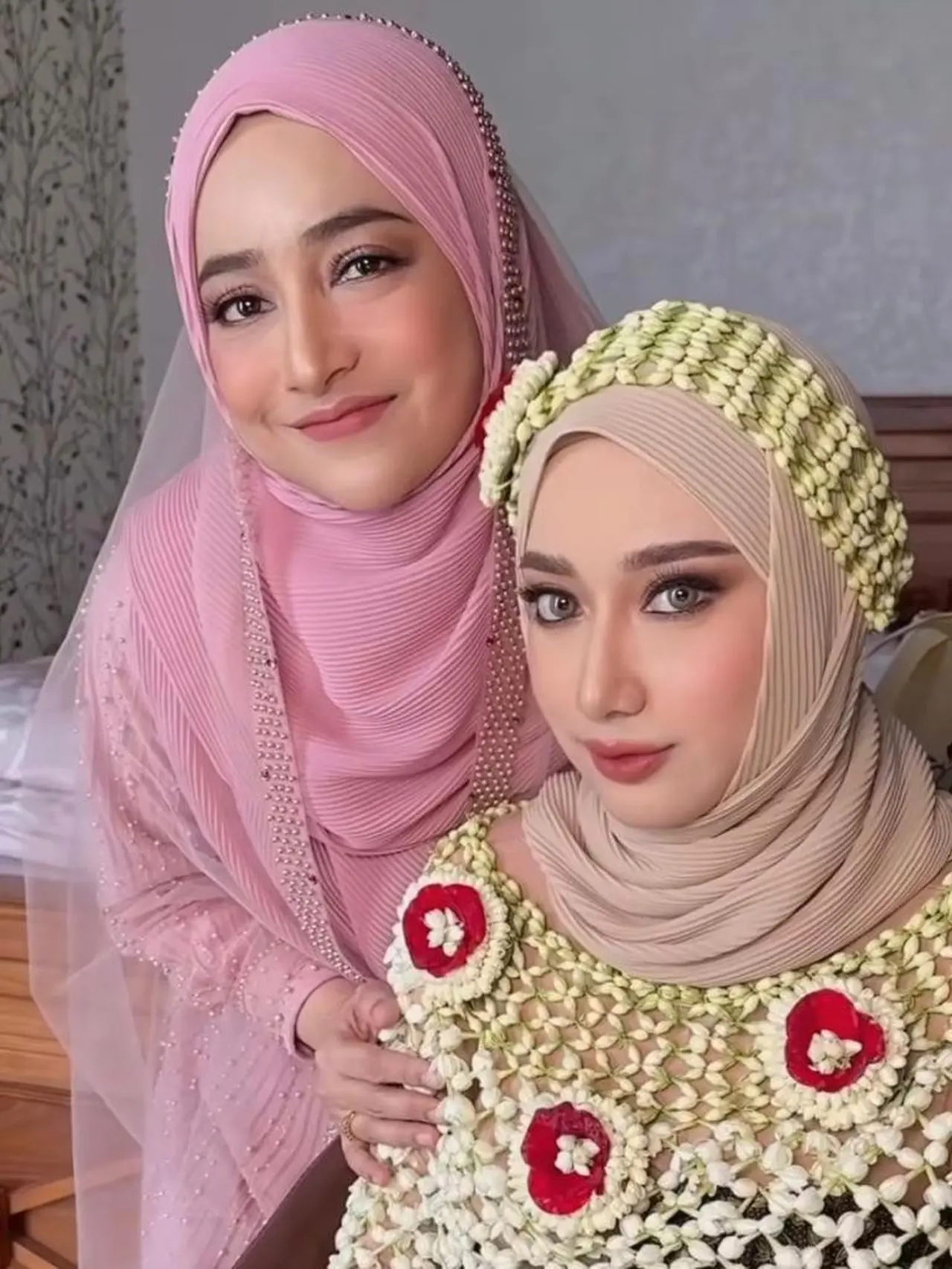 10 Gaya Cindy Fatika Sari Dampingi Sang Anak Menikah, Sama-sama Cantik ...