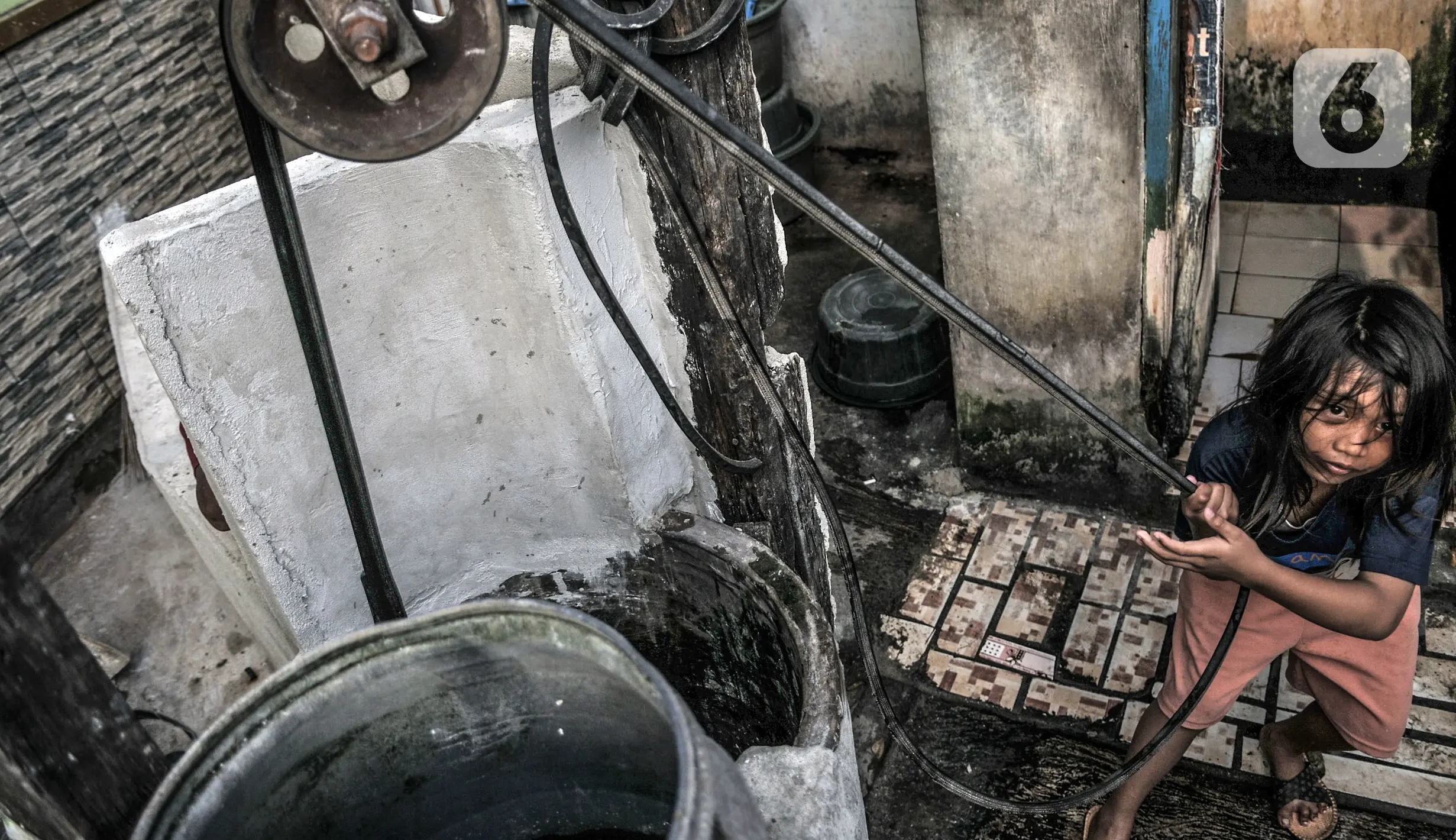 FOTO: Sumur Timba Masih Jadi Primadona Warga Pinggiran Ibu Kota - Foto ...