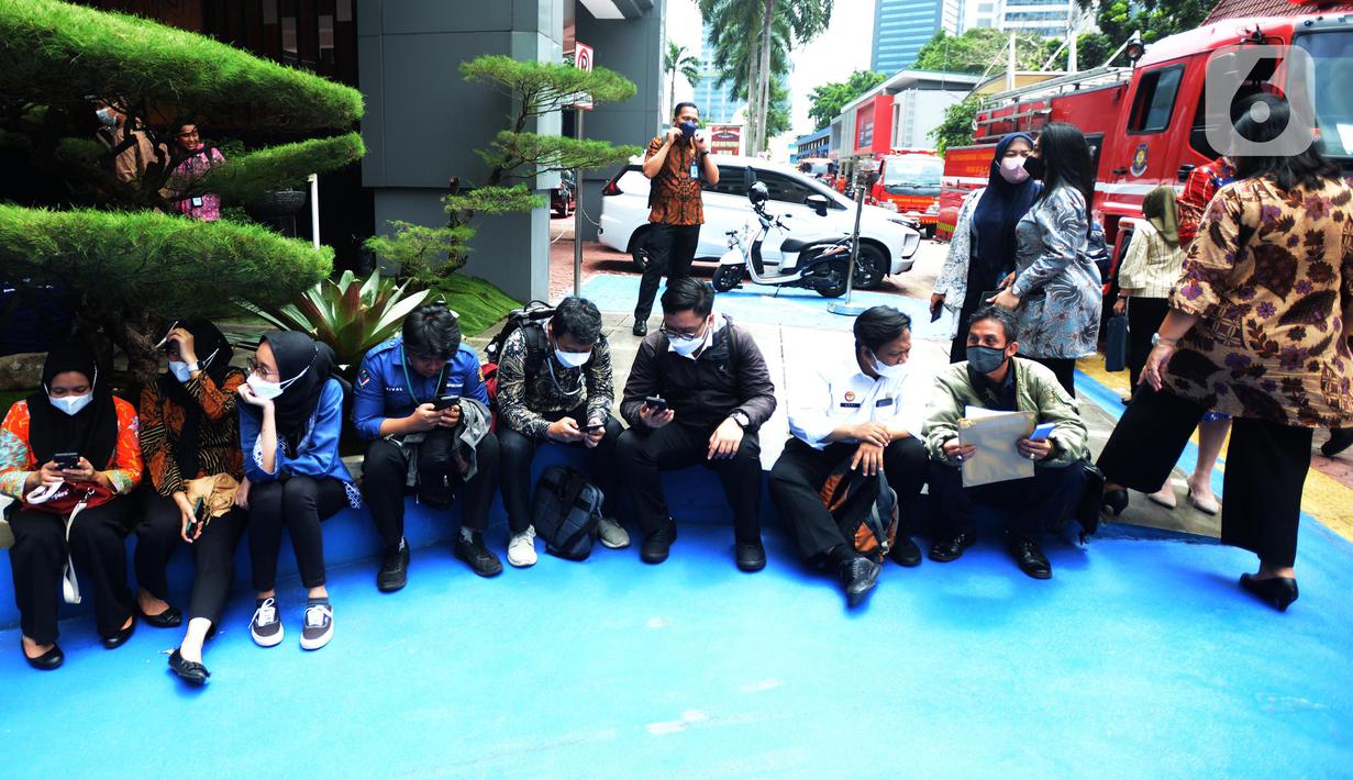 Gedung Kebakaran, Pegawai Kemenkumham Panik Berhamburan Keluar - Foto ...