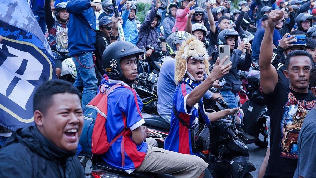 Kota Malang Berpesta, Ribuan Aremania Konvoi Rayakan Arema FC Juara ...