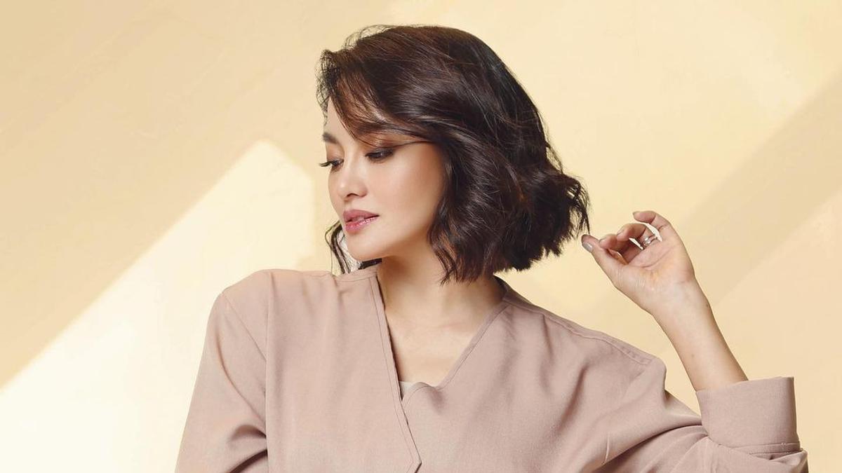 10 Fashion Item yang Dipakai Wanita Elegan Membuat Tampilan Berkelas ...