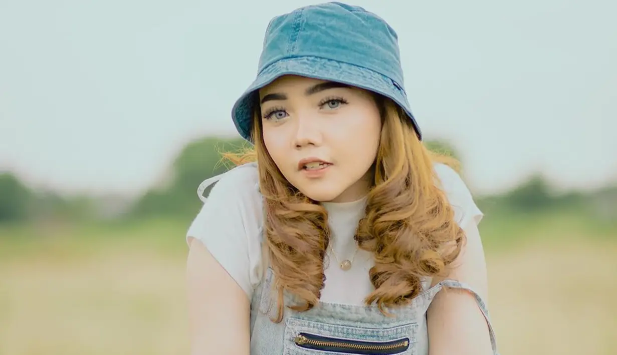 FOTO: Gaya Syahiba Saufa Pakai Topi, Tampil Keren - Foto Liputan6.com