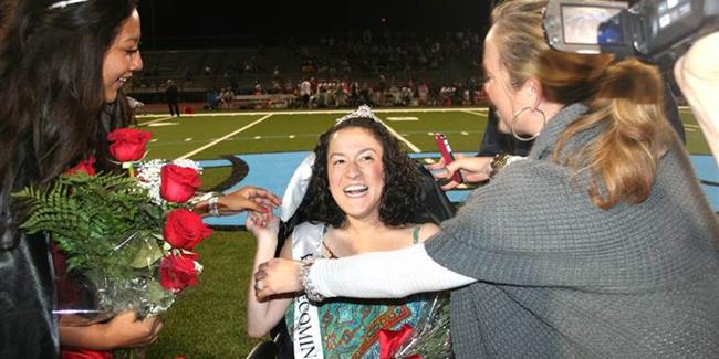 Kisah Gadis Berkebutuhan Khusus yang Berhasil Jadi Ratu Homecoming