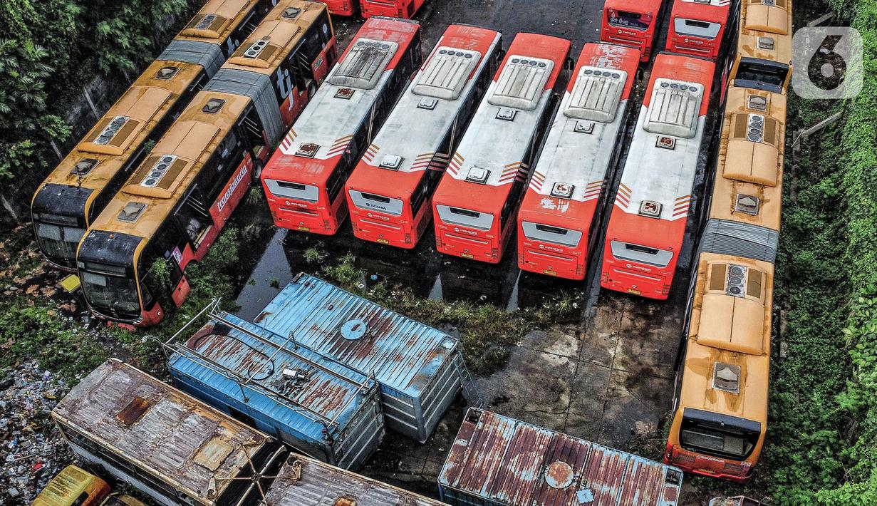 Puluhan Bus Transjakarta Terbengkalai di Terminal Pinang Ranti - Foto ...