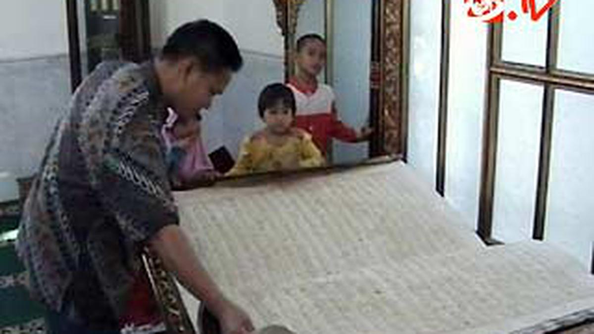 Al Quran Raksasa dari Kulit Unta Ada di Solo - News Liputan6.com