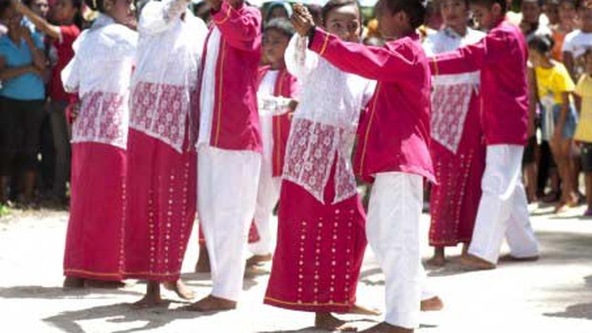 Sejumlah anak membawakan tarian khas Ambon Katreji saat pembukaan ...