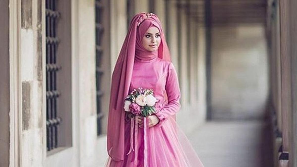 Inspirasi Gaun Pengantin Nuansa Pink Untuk Wanita Berhijab