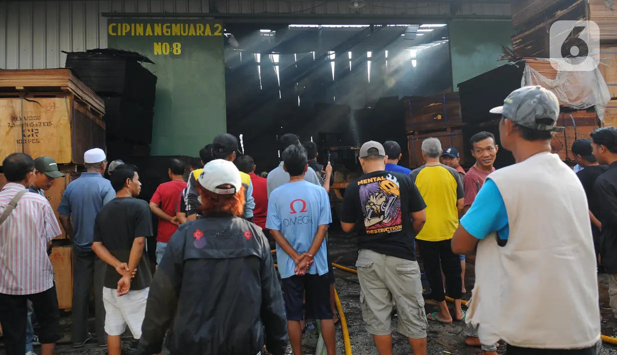 Proses Pemadaman Kebakaran Gudang Tripleks di Duren Sawit - Foto Liputan6.com