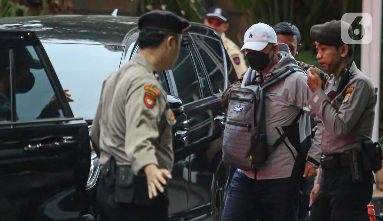 Terjaring OTT, Pj Wali Kota Pekanbaru Risnandar Mahiwa dan Sekda Indra Pomi Nasution Digelandang ...