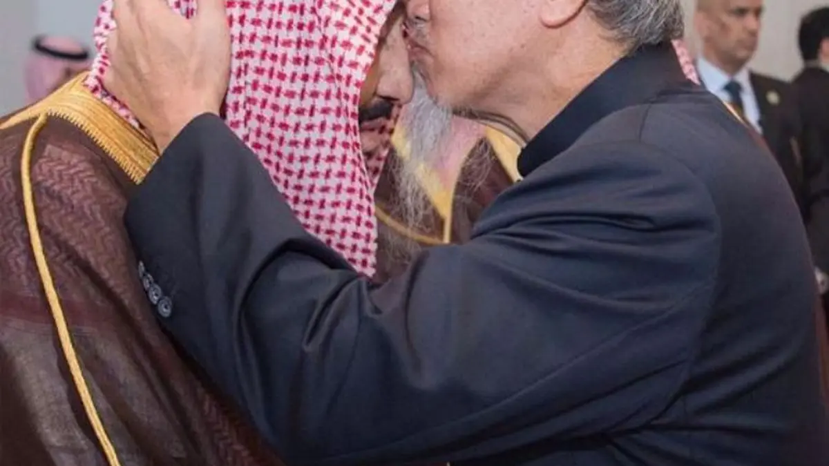 Siapakah Pria Keturunan Cina yang Mencium Kening Raja Salman ...