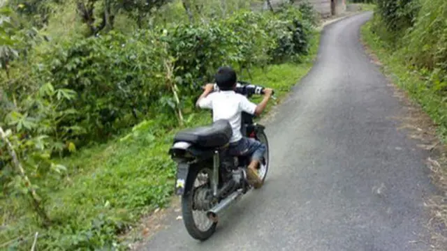 6 Pose Orang Kendarai Motor Ini Nyeleneh, Santai Banget Enggak Takut ...