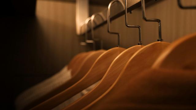 6 Tips Menggantung Pakaian Pakai Hanger Menurut Ahli, Lebih Rapi dan ...