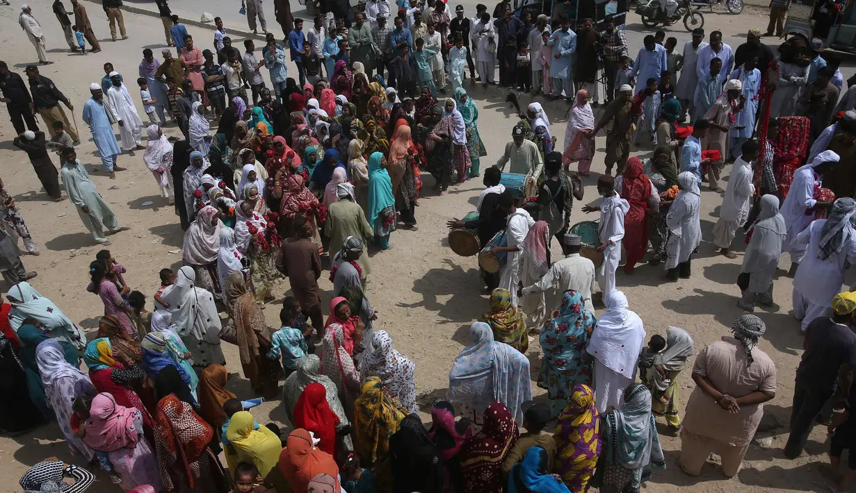 FOTO: Sheedi Mela, Ritual Persembahan untuk Buaya Suci di Pakistan ...