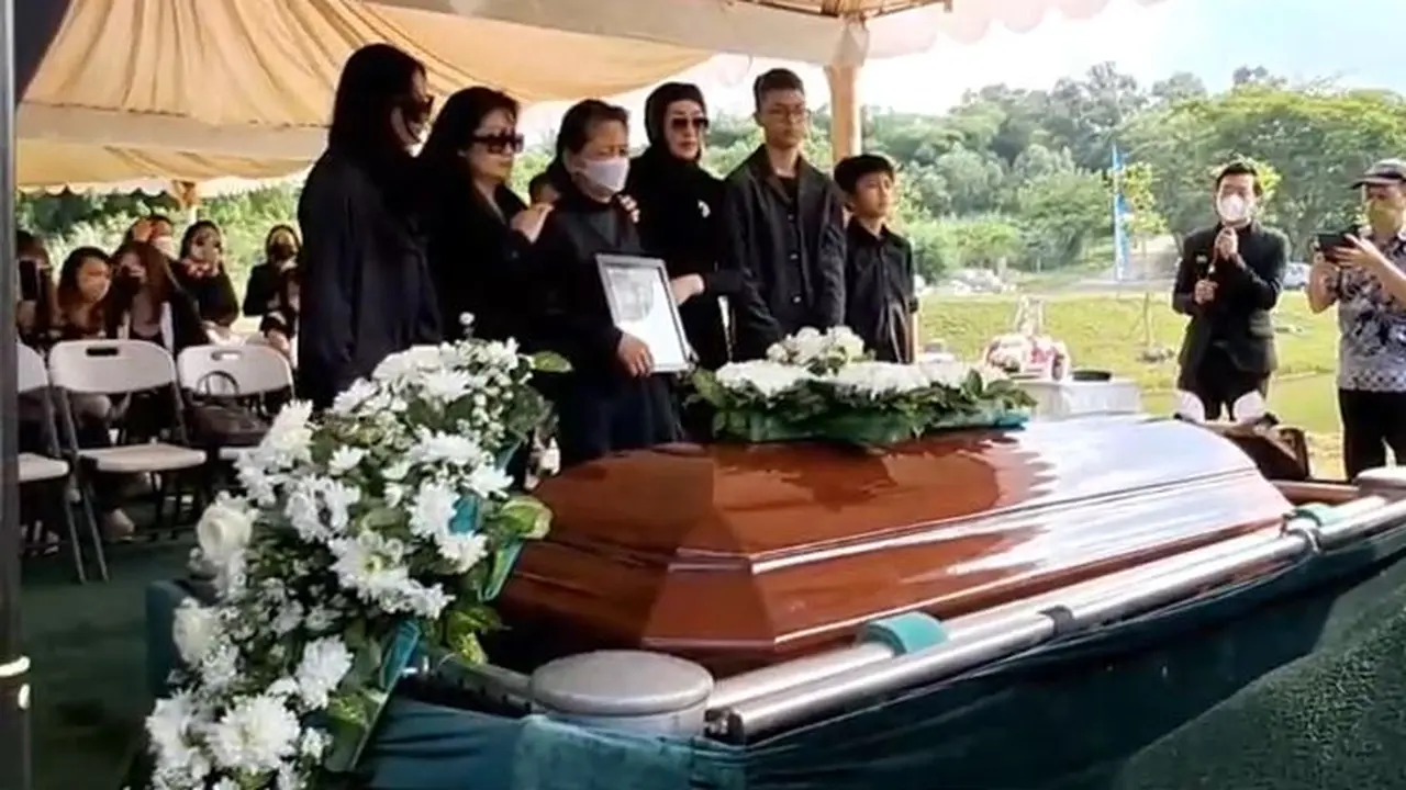 Jenazah Lucky Sondakh Dimakamkan di San Diego Hills, Angelina Sondakh ...
