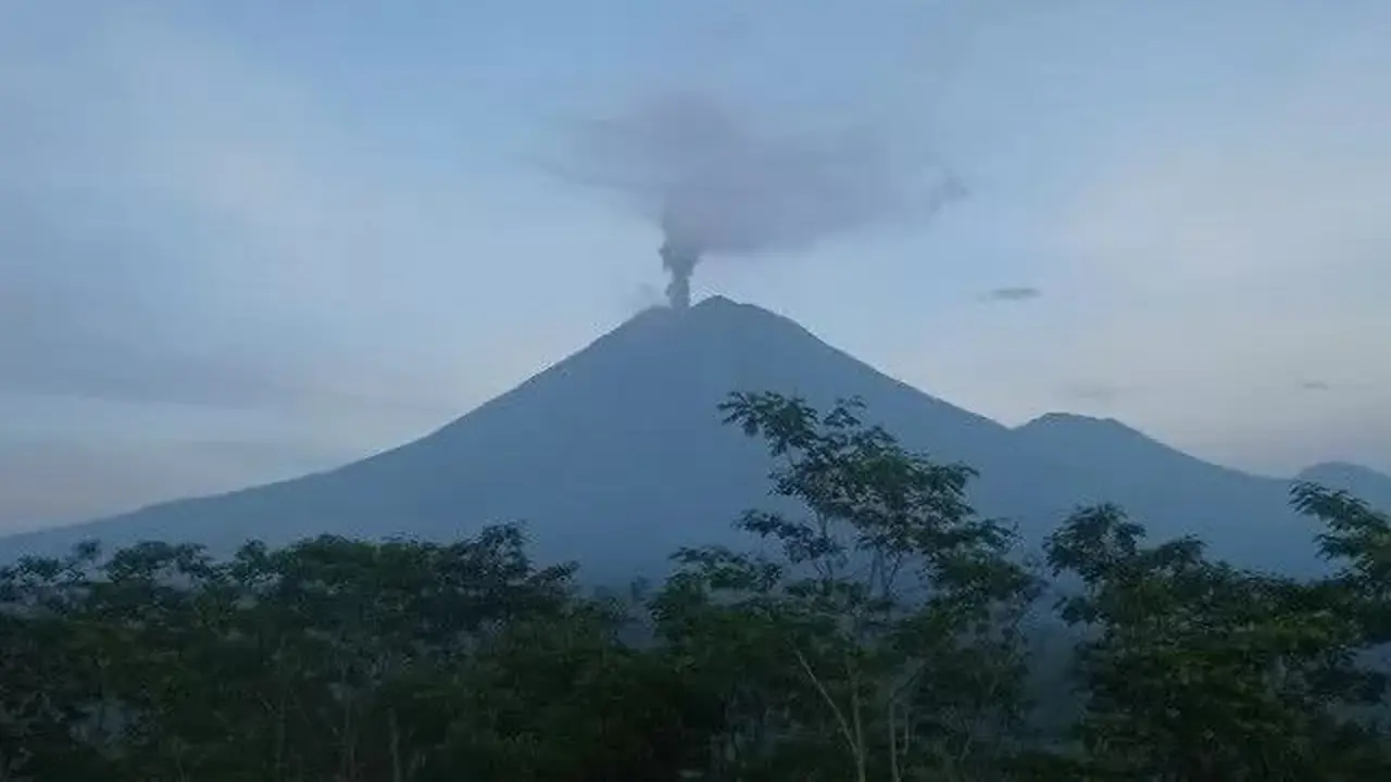 Gunung Semeru Erupsi Lagi, Luncurkan Awan Panas Sejauh 700 Meter - Surabaya Liputan6.com