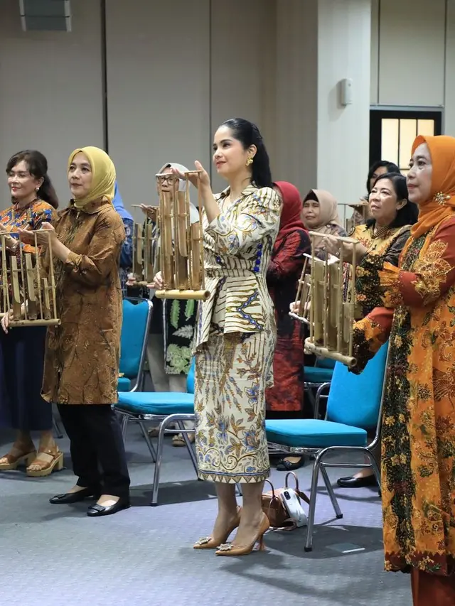 6 Potret Annisa Pohan Rayakan Hari Batik, Tampil Menawan Sambil Main ...