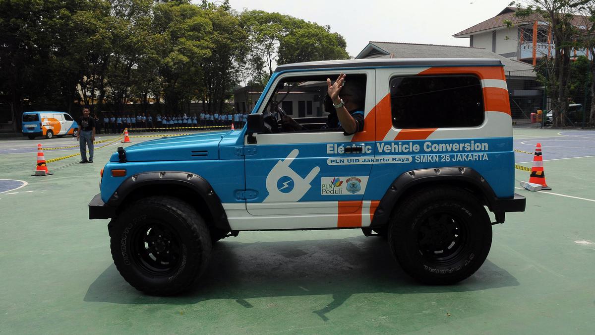 Pelajar SMK 26 dan 1 Jakarta Sukses Konversikan Mobil BBM ke Listrik