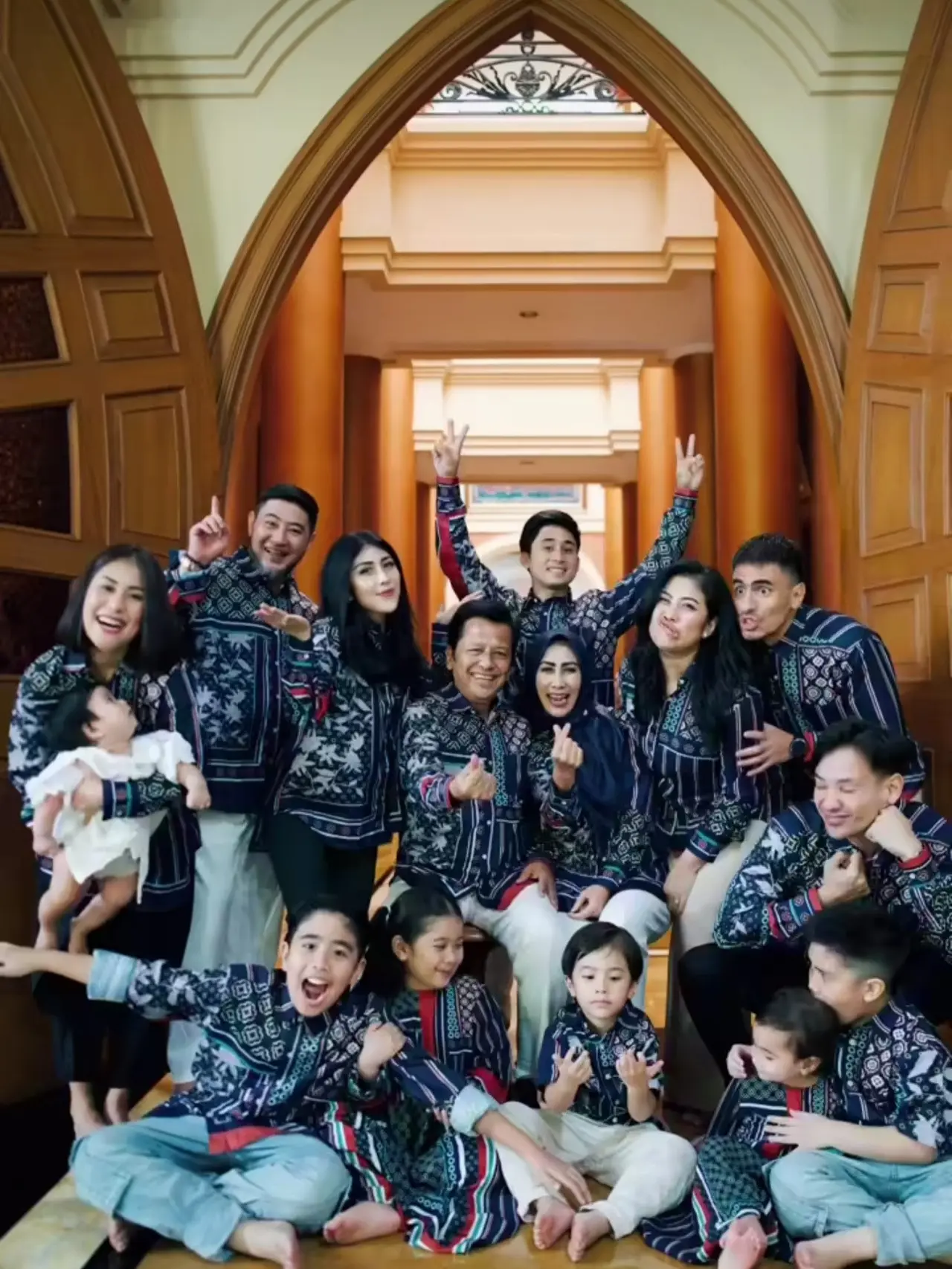 7 Potret Lebaran Alshad Ahmad Bareng Keluarga, Keberadaan Tiara Andini Dipertanyakan ...