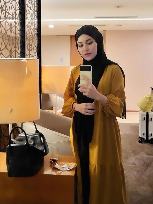 Umrah Bareng Keluarga, Intip 9 Potret Ayu Ting Ting yang Cantik Berhijab - Entertainment Fimela.com