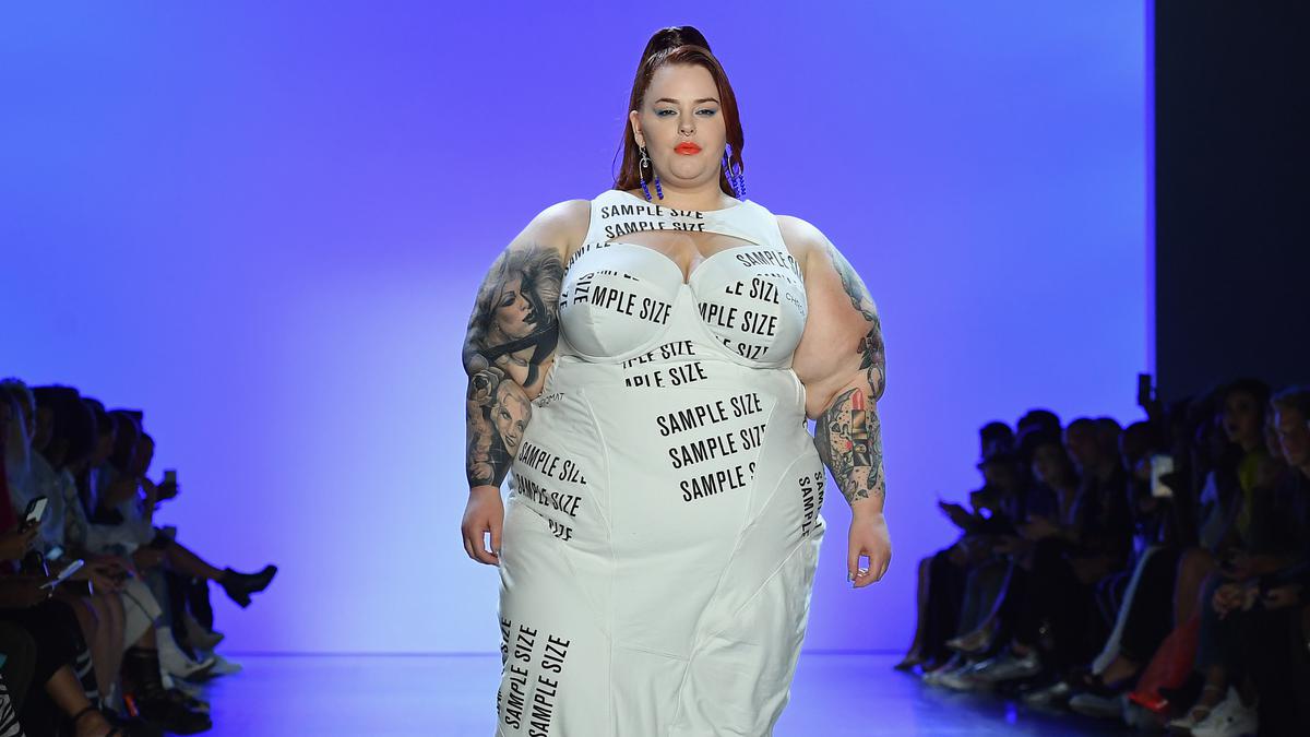 FOTO: Ketika Model Plus Size Berlenggok di Catwalk New York Fashion ...