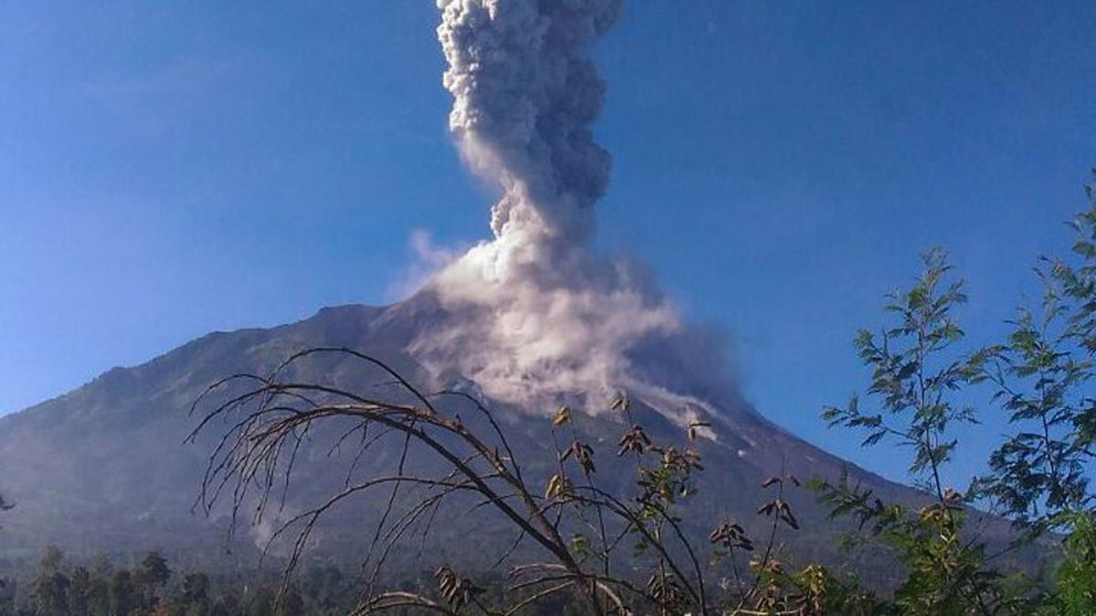 Dampak Letusan Gunung Merapi, Bandara di Semarang dan Solo Ditutup ...