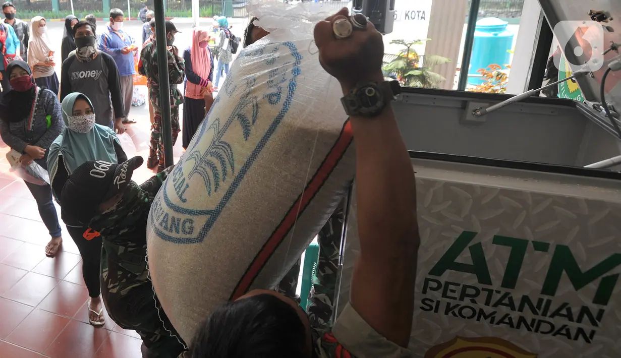 FOTO: ATM Beras Buat Warga Terdampak Covid-19 - Foto Liputan6.com