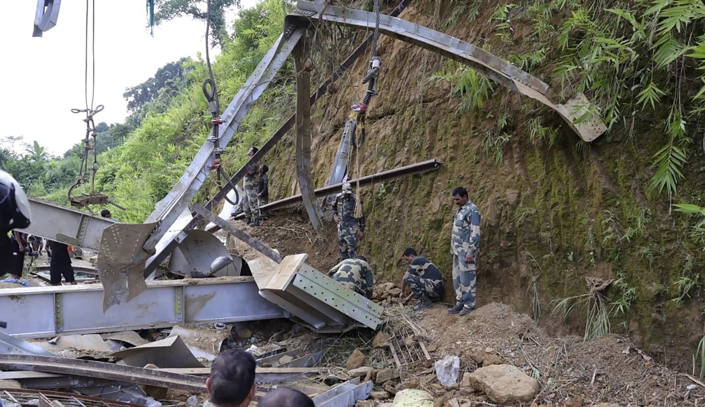 Jembatan Kereta Api Runtuh di India, Puluhan Pekerja Tewas - Foto ...