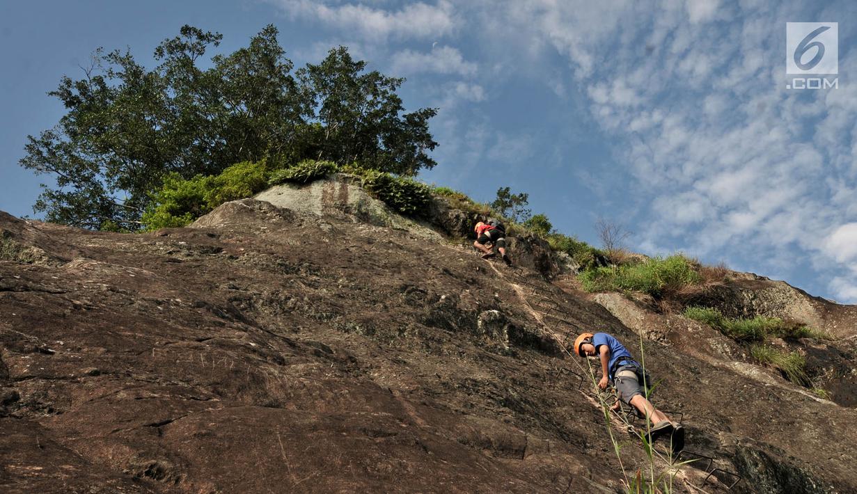 FOTO: Uji Adrenalin Menaklukkan Tebing Gunung Parang - Foto Liputan6.com