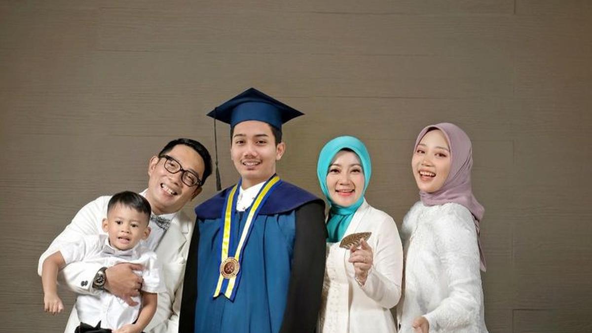 Kebaya Putih Spesial Mamah Atalia dan Sang Adik Zara di Wisuda Almarhum ...