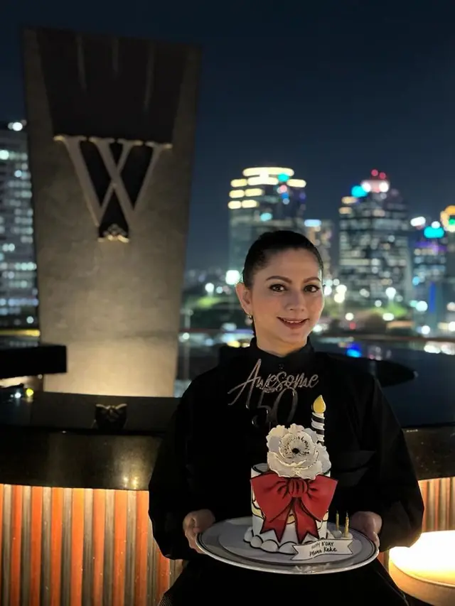 7 Potret Perayaan Ulang Tahun Cut Keke yang ke 50, Makan Malam Bareng ...