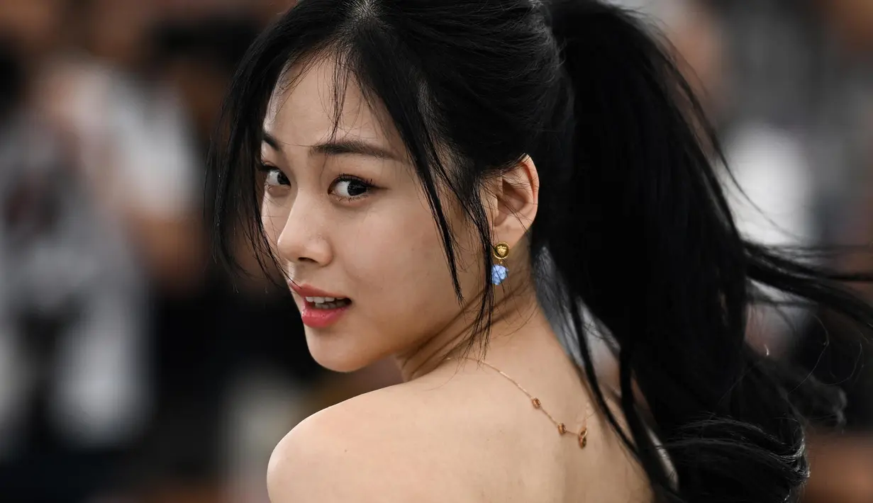 Senyum Kim Hyung-Seo alias BIBI di Festival Film Cannes ke-76 - Foto ...