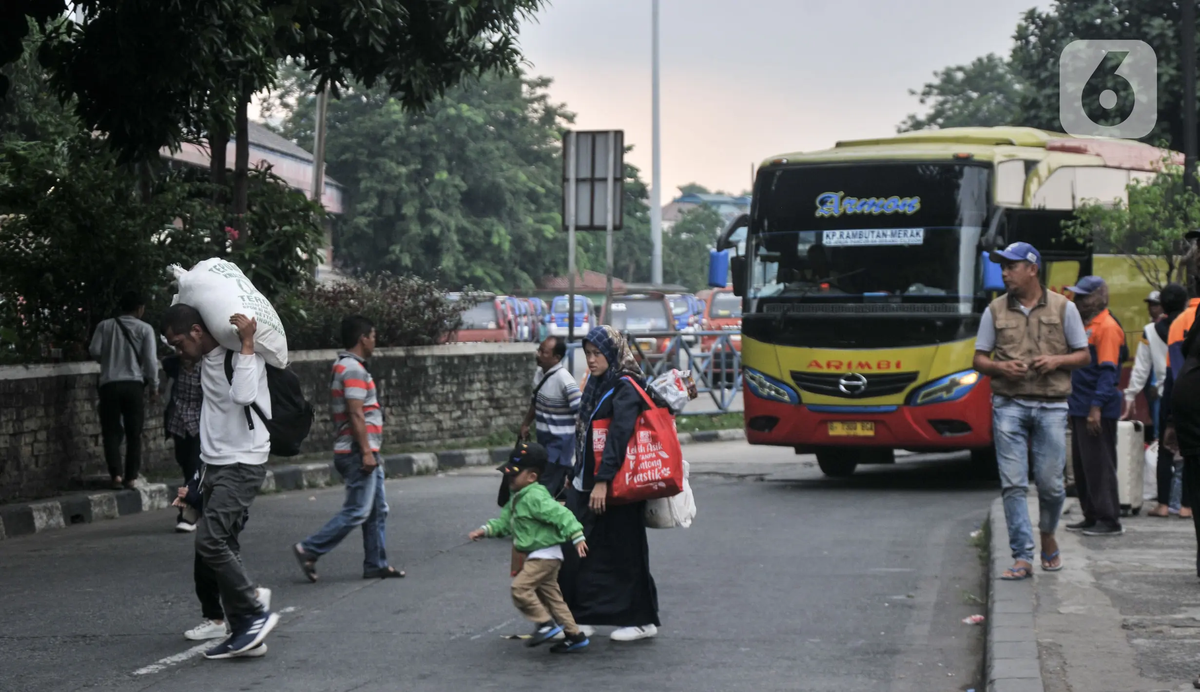 Puncak Arus Balik Mudik Lebaran di Terminal Kampung Rambutan - Foto Liputan6.com